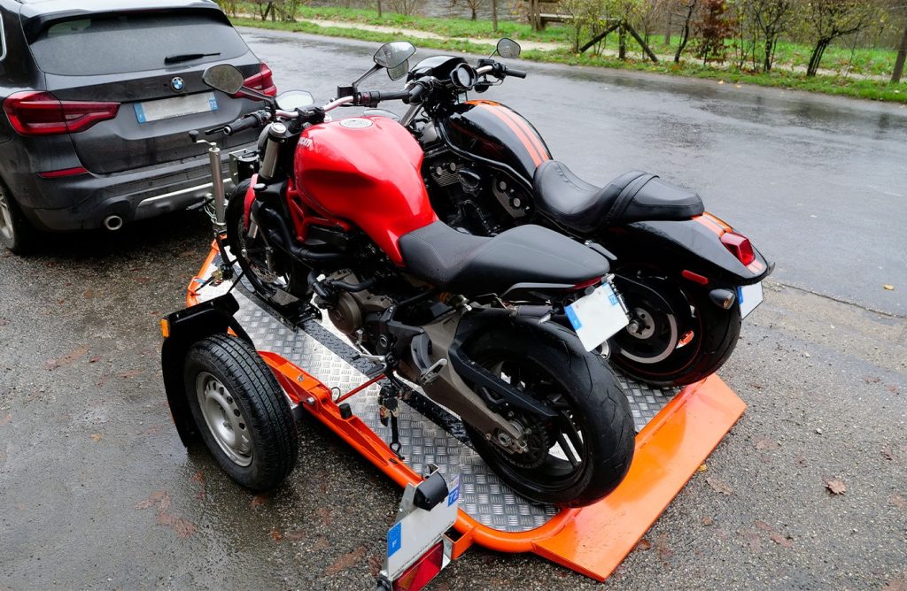 remorques moto basculante : liberté sur deux roues
